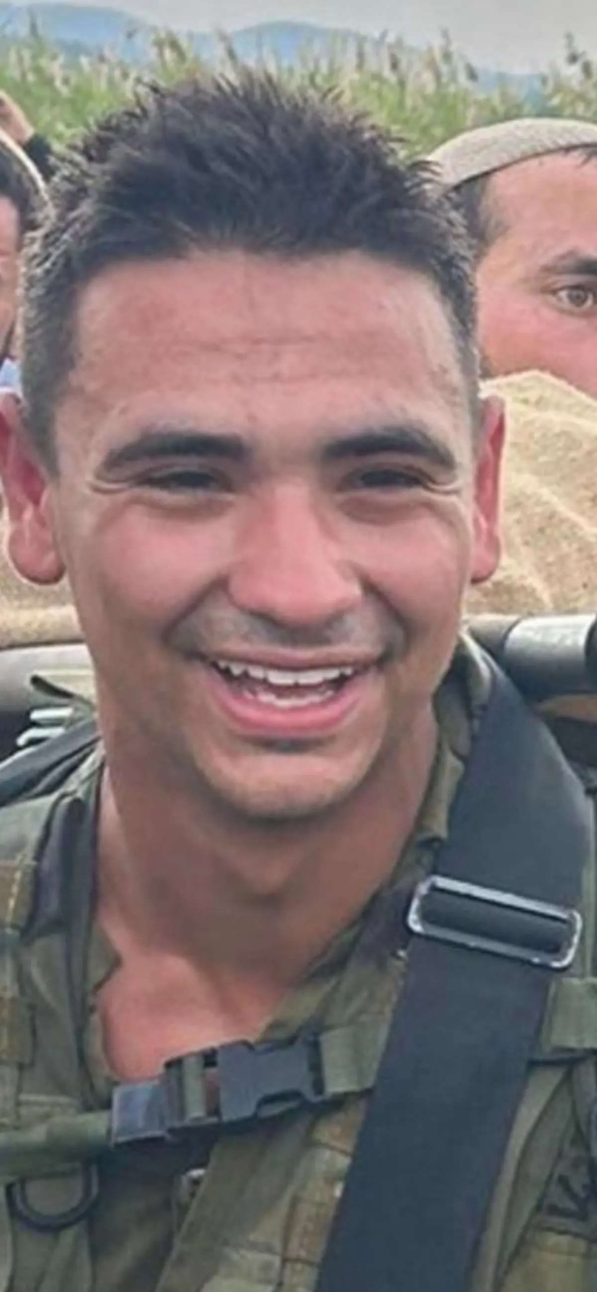 Des milliers de personnes ont accompagné le sergent-chef Yali Sharor à sa dernière demeure